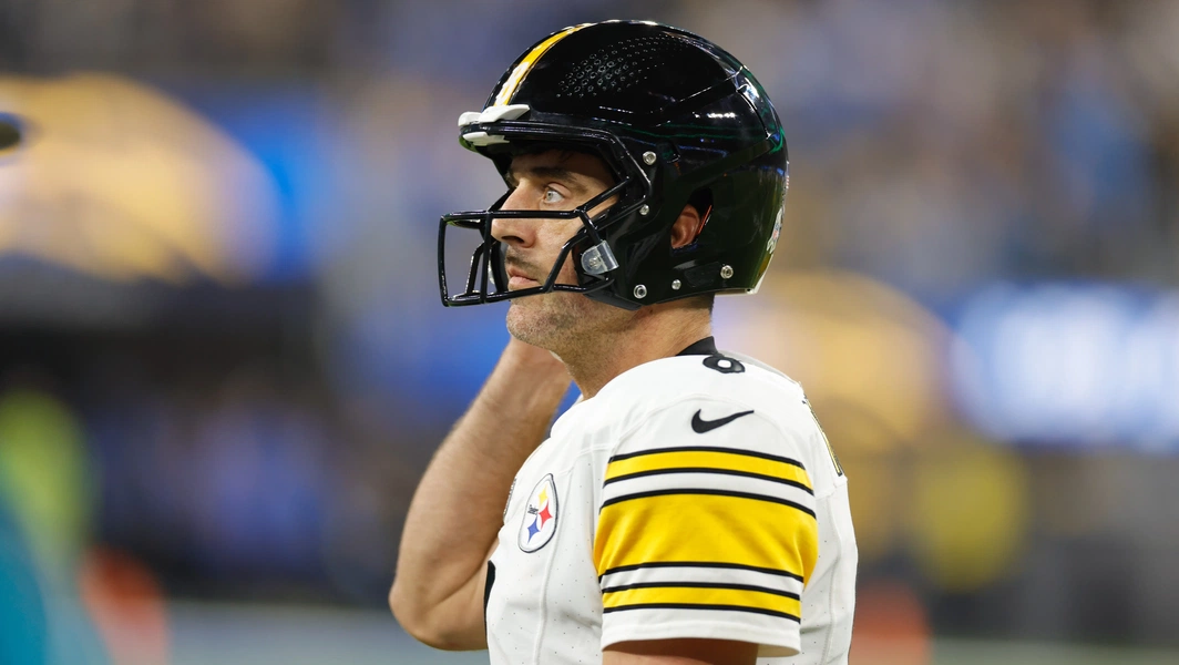 Fake shaved-head photo of Aaron Rodgers debunked at Steelers OTAs