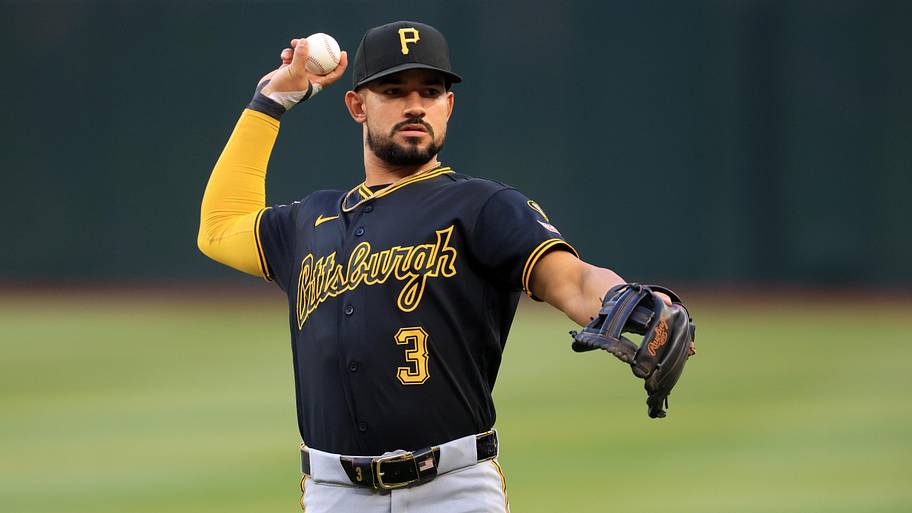 Pirates third baseman leaves Cubs game with injury