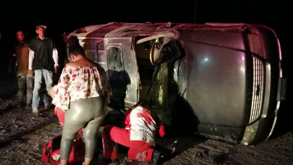 Tras salir del baile, tragedia en carretera: camioneta termina volcada ...