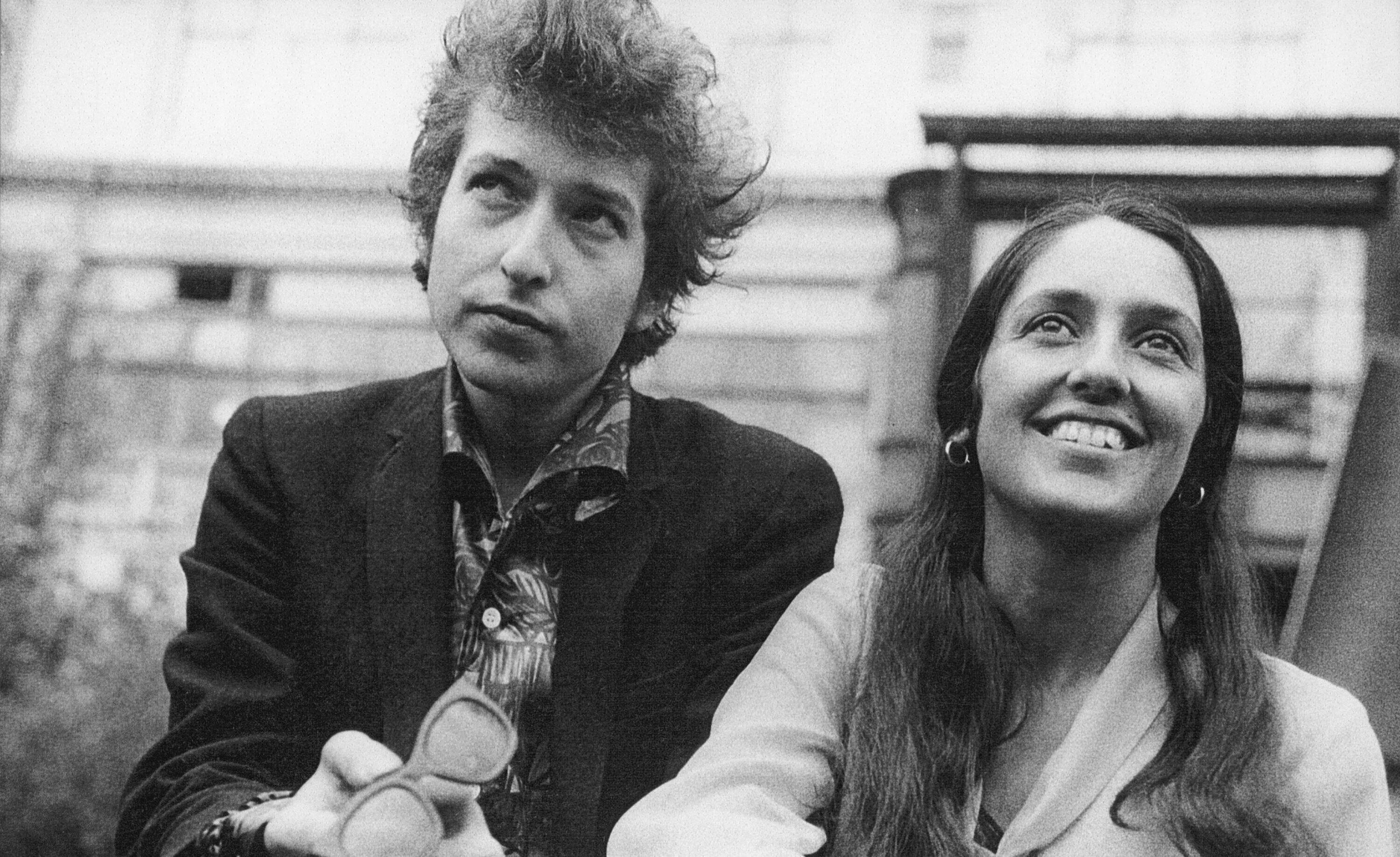 Music icon Joan Baez, 85, opens up about wrinkles and plastic surgery