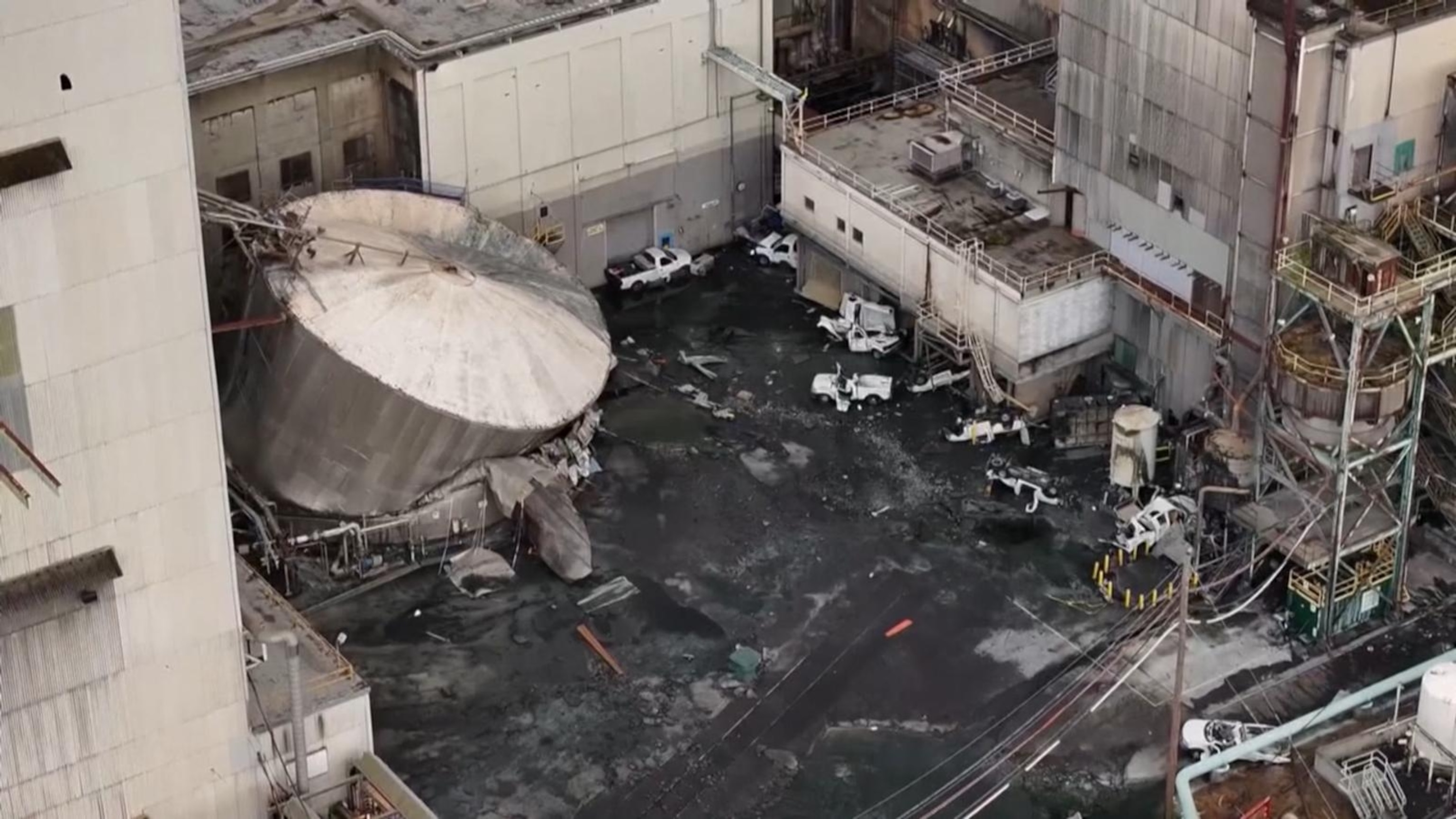 Crews work to avoid water contamination after Washington paper mill ...