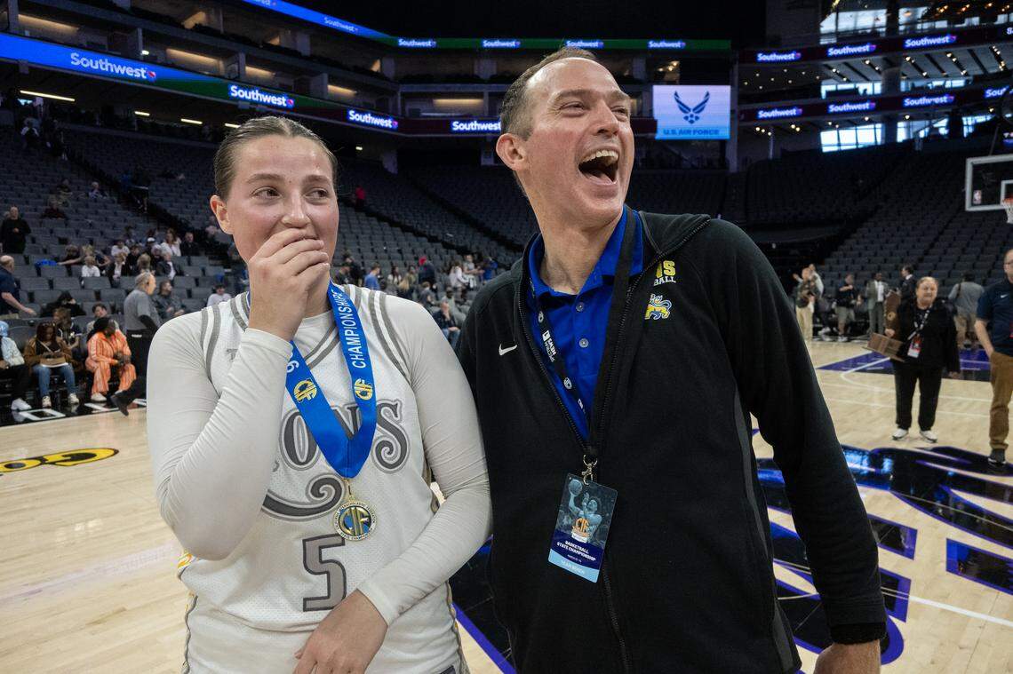 HS record-setter Lauren Harris of Yuba City signs with D-I program