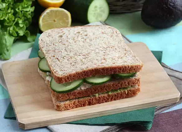 Club sandwich med tonfisk och avokado