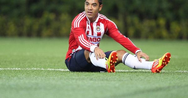 Marco Fabián sufre impactante entrada en pleno partido y termina con ...