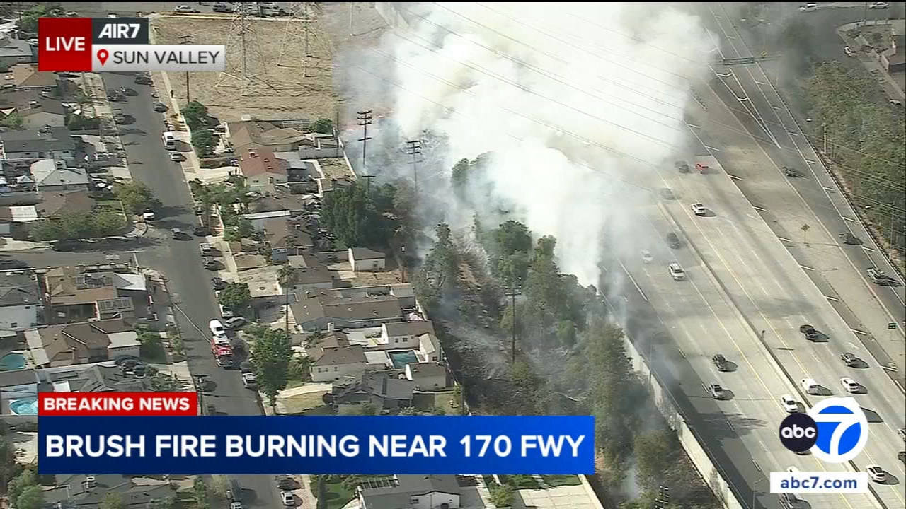 Smoke billows across 170 Freeway lanes in Sun Valley after brush fire ...