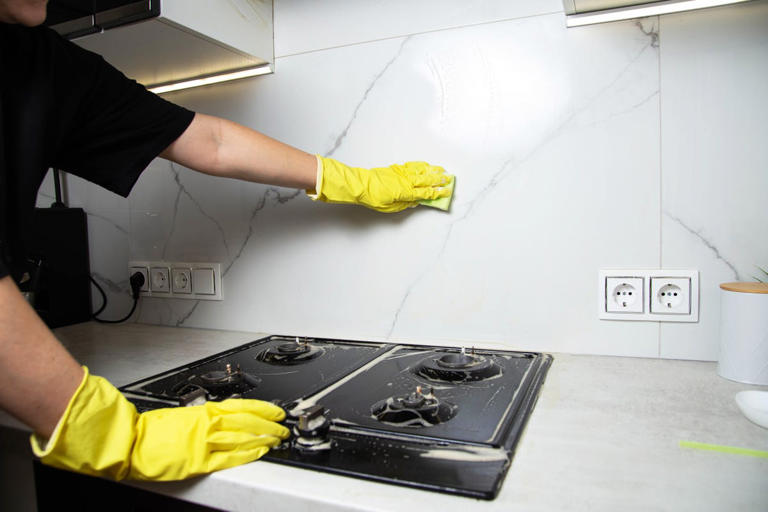 Cleaning pros reveal how to clean grease off a kitchen backsplash