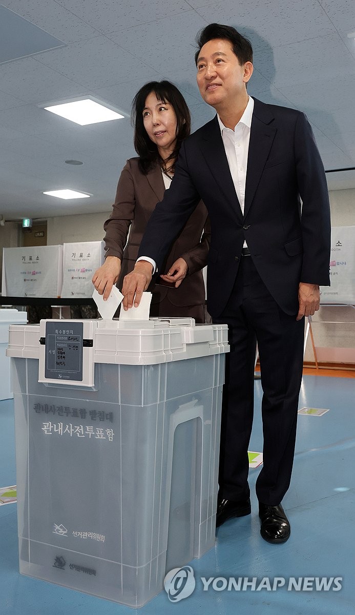 Seoul mayoral candidate's early voting