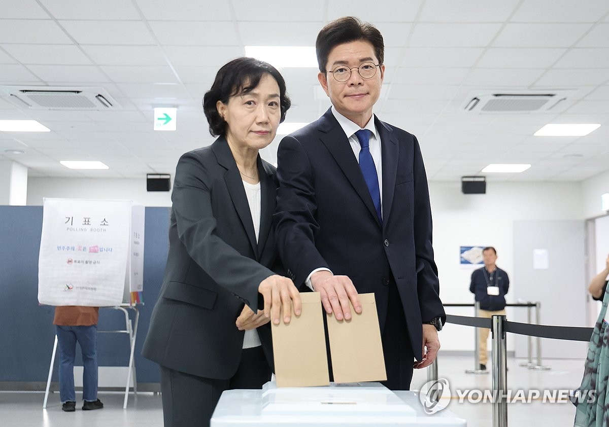 Seoul mayoral candidate's early voting