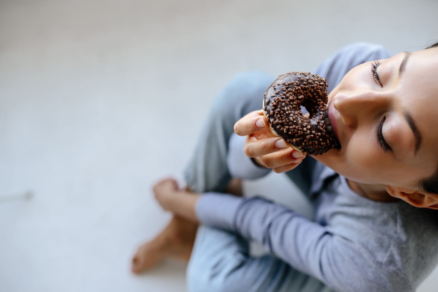 Maridaje con las donas más chocolatosas junto a un café frío para estos ...