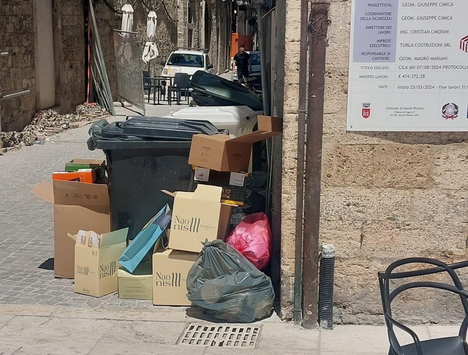 Rifiuti abbandonati, torna il degrado
