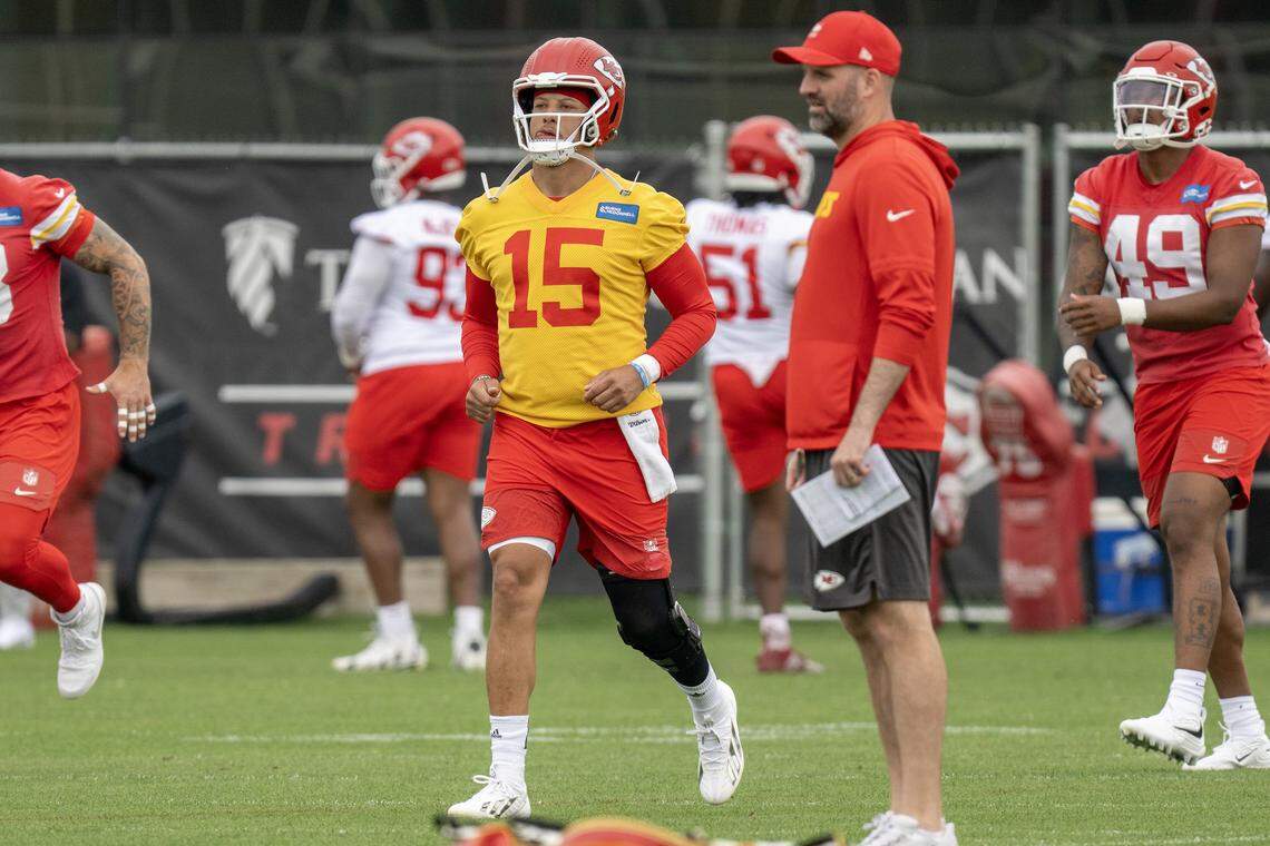 Patrick Mahomes participates in Chiefs OTAs, details next step in knee ...