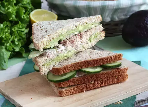 Club sandwich med tonfisk och avokado