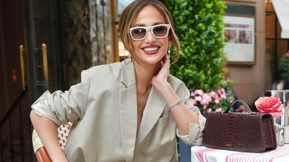 This Is the Pant Style You Should Wear With 2026s Most Popular Blazer Trend