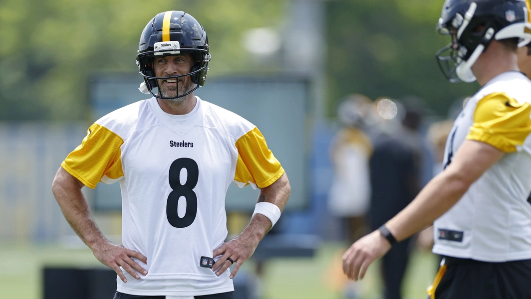 Fake shaved-head photo of Aaron Rodgers debunked at Steelers OTAs