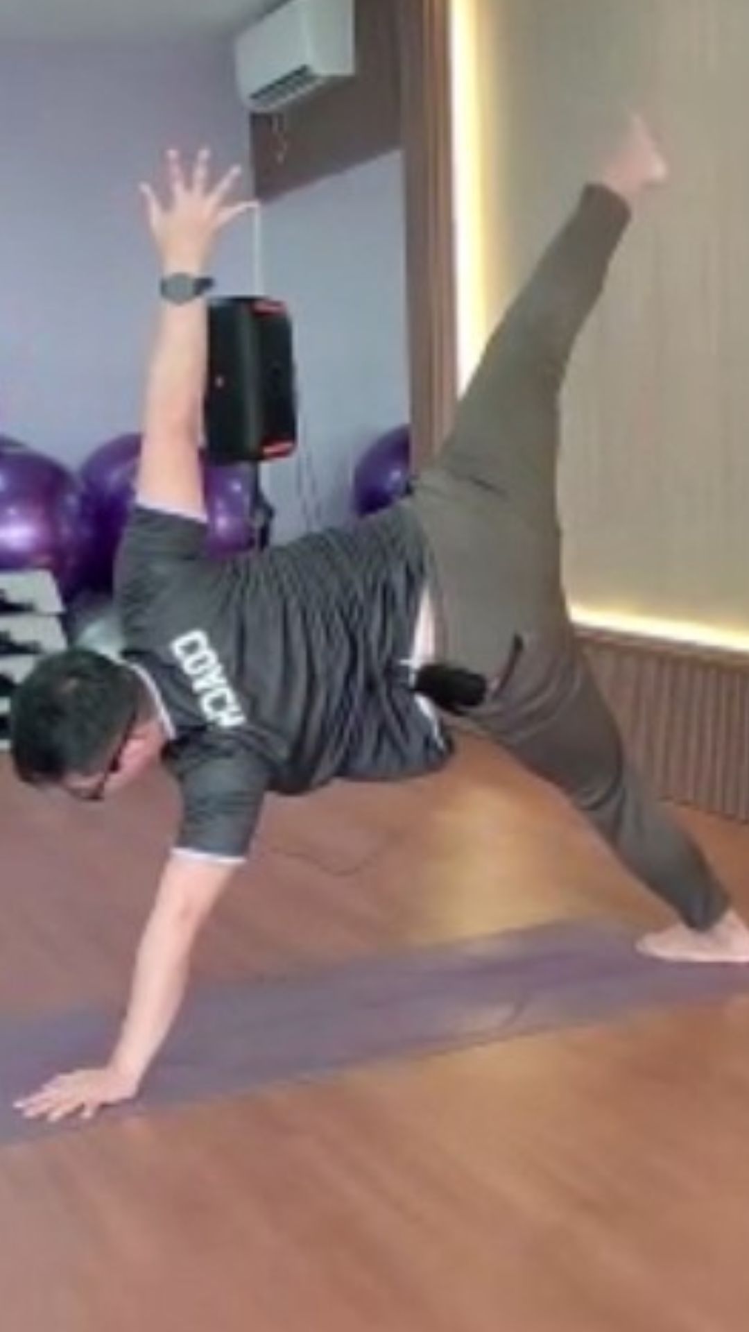 Cara melakukan side plank dari pose kadal