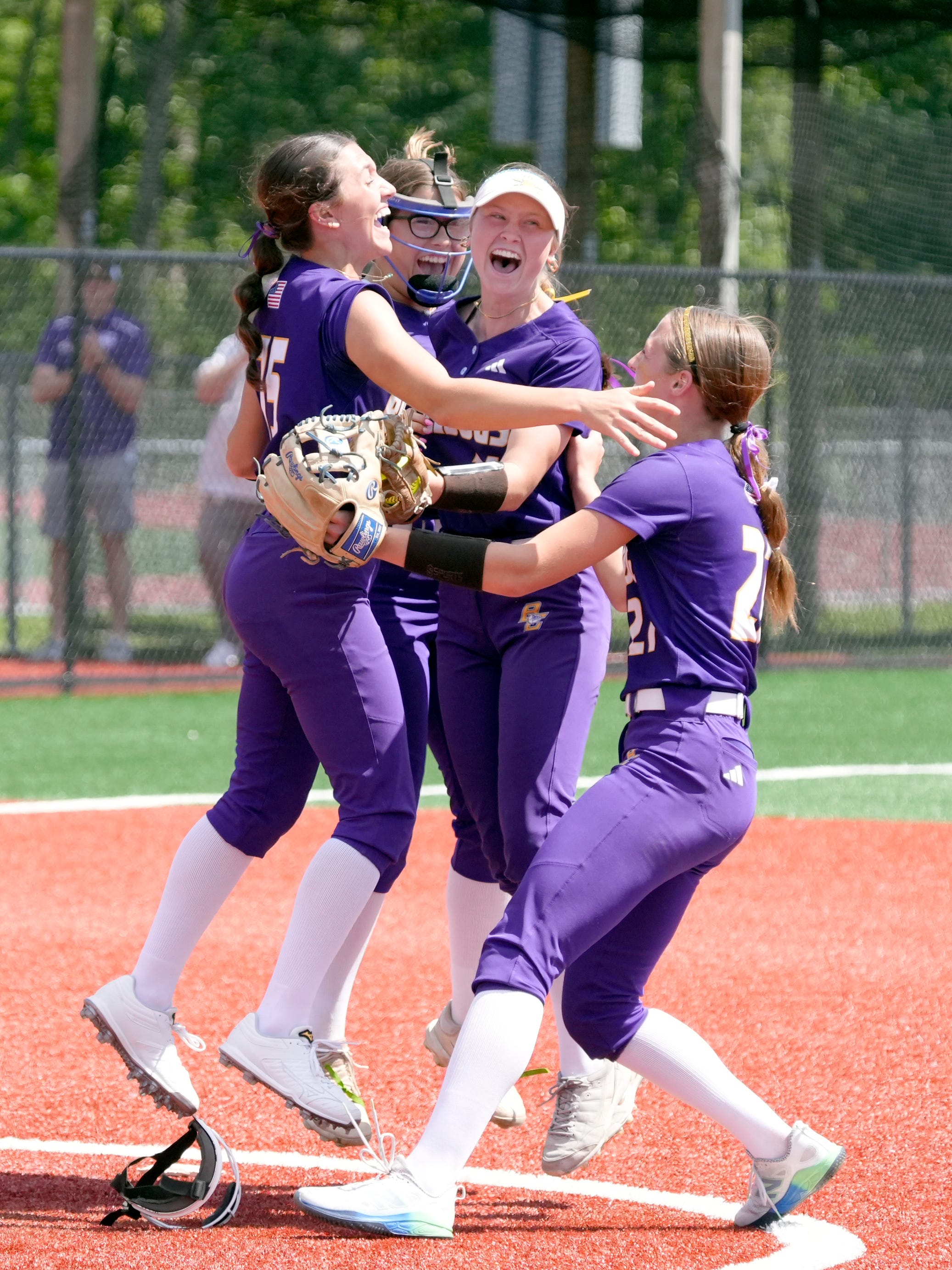 Which central Ohio softball teams won OHSAA regional semis May 28?