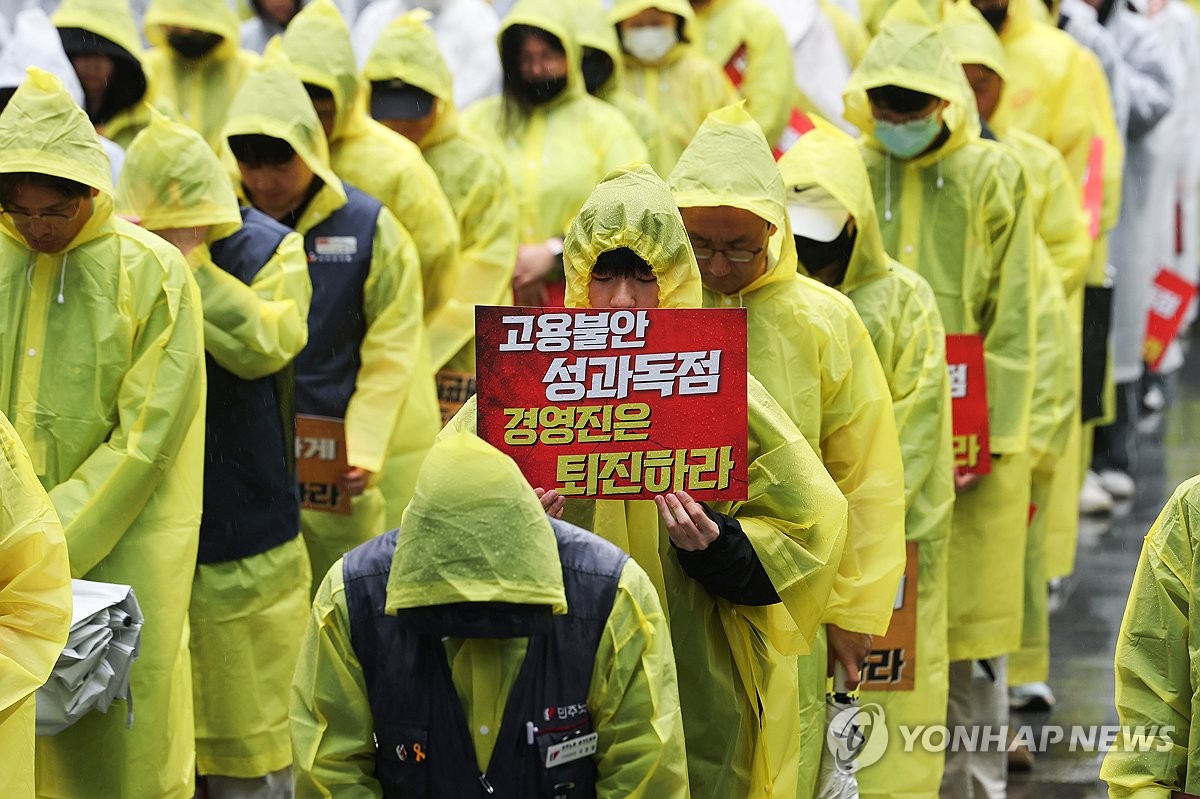 Demands from labor union 'huge burden' on company, says Kakao's management