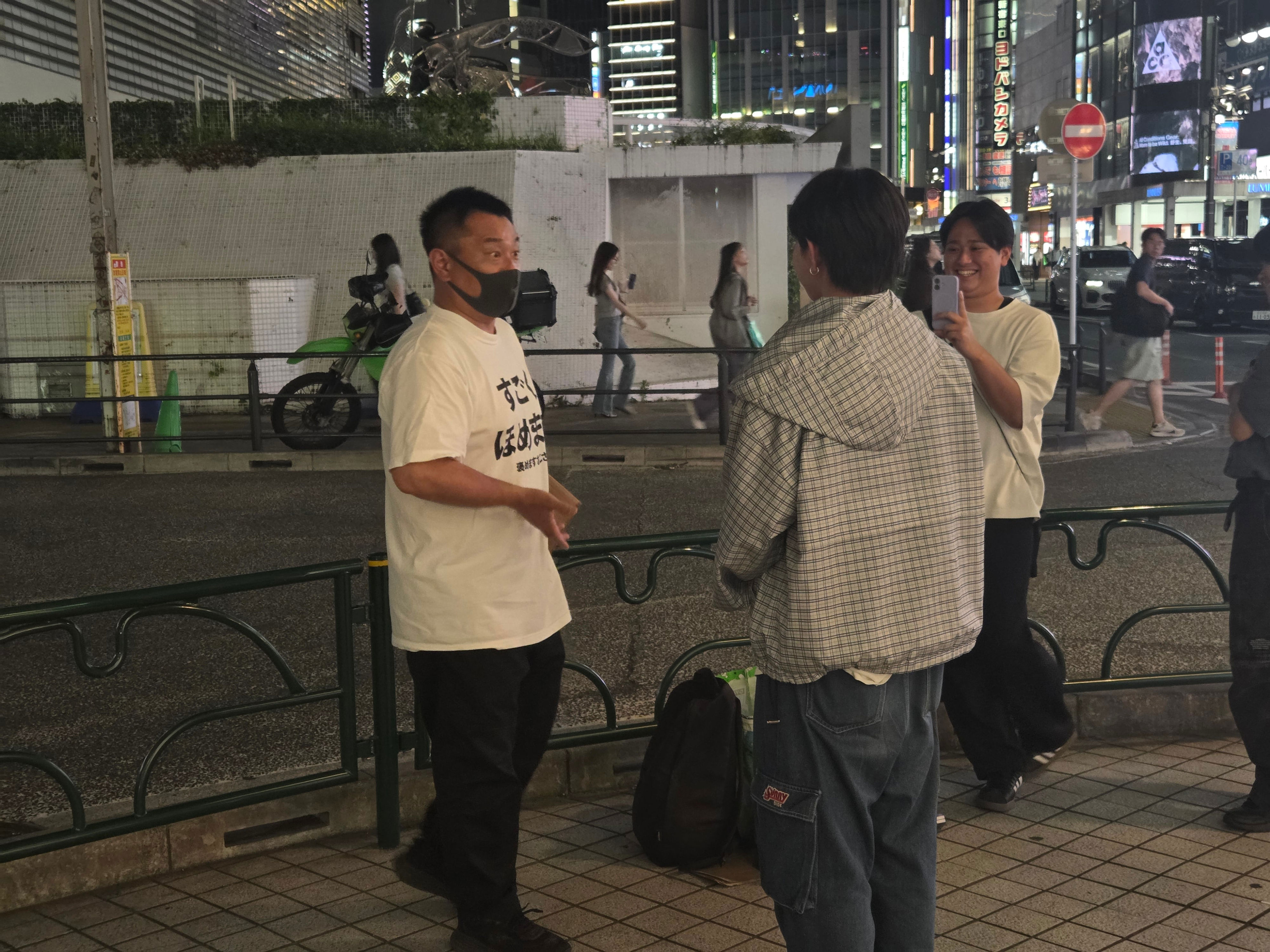 Japanese 'Praise Uncle' earns 300,000 yen monthly through street ...