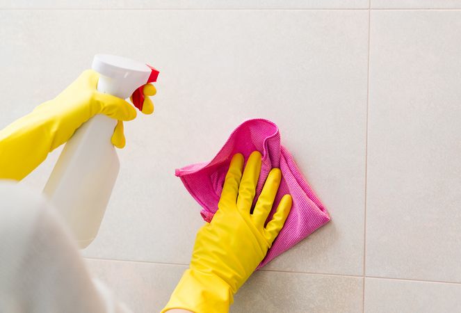 Jangan syok, 1 bahan ini ampuh hilangkan jamur hitam di dinding kamar mandi