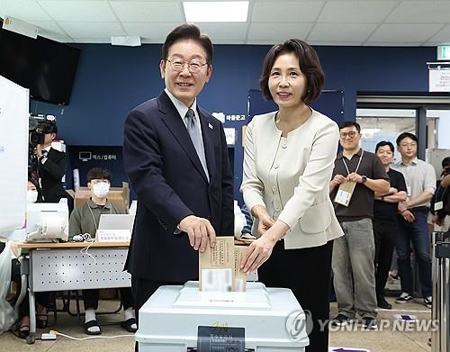 (LEAD) Lee, first lady cast ballots in early voting near Cheong Wa Dae ...
