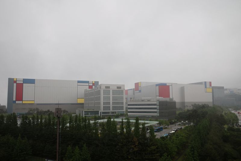 Minority union at Samsung Electronics to challenge pay deal in court