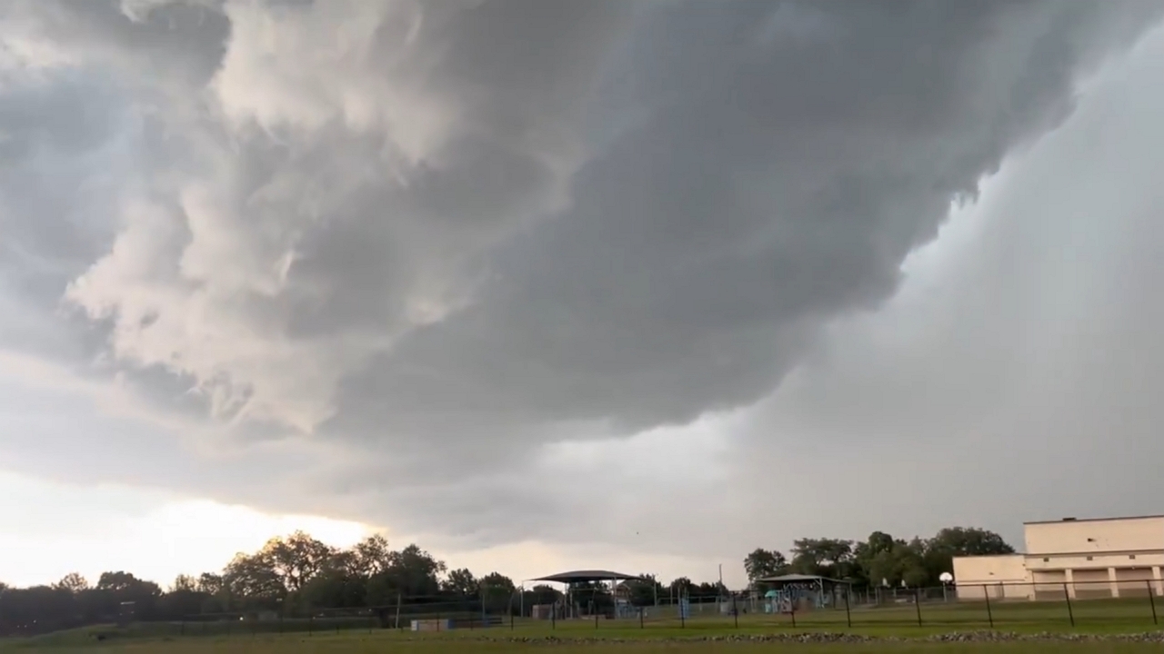 Epic shelf cloud rolls over Georgetown amid thunderstorms
