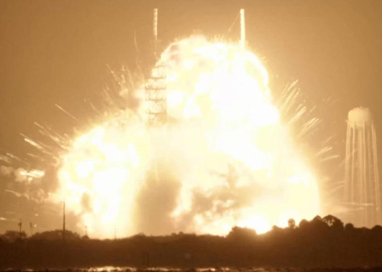 La grande fusée de Blue Origin explose sur sa rampe de lancement
