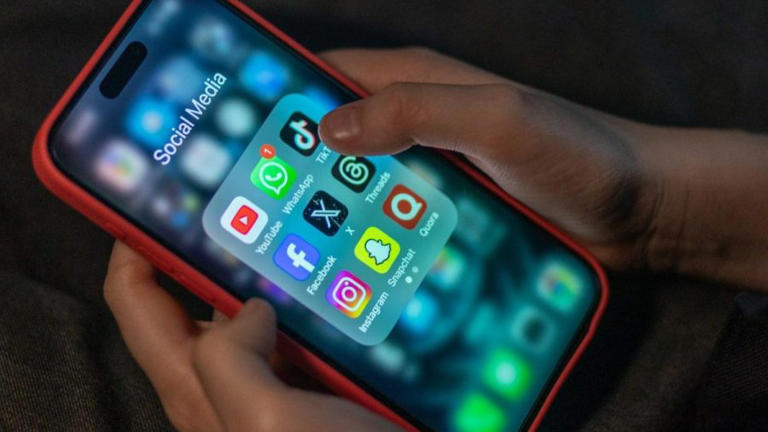 How little screen time should your kids have? Federal report offers ...