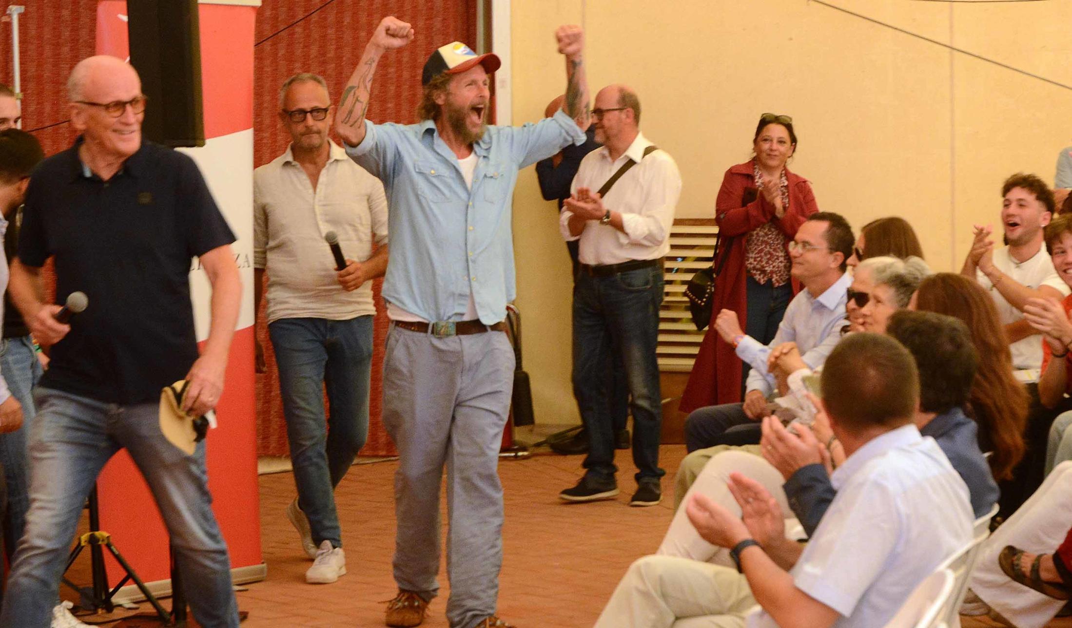 "Chitarra e batteria: salto sul palco". Jovanotti invita i suoi fans a ...