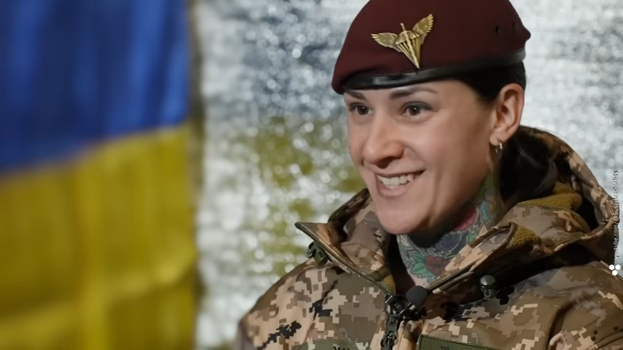 Seht, wie ukrainische Frauen Panzer direkt in Putins Kriegsgebiet fahren