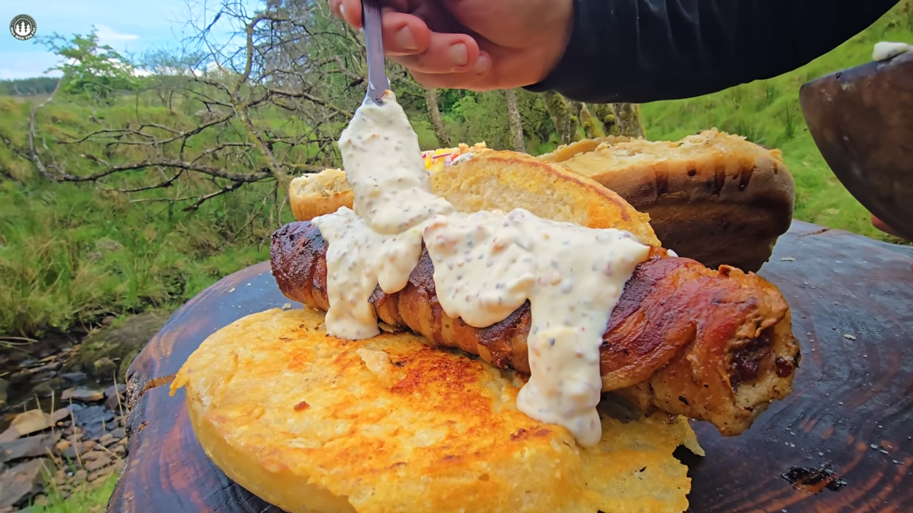 Mira cómo se hacen hot dogs desde cero en el bosque