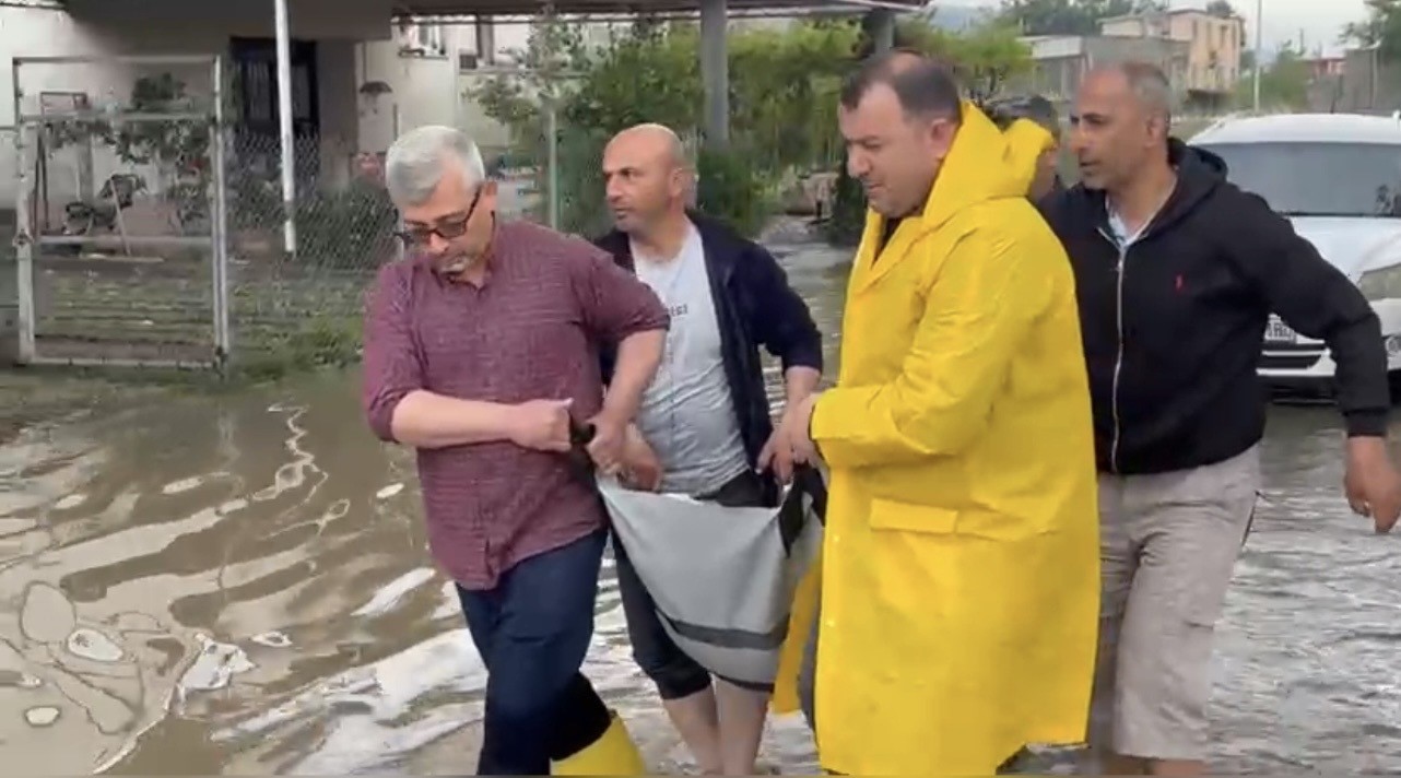 Osmaniye’de selde mahsur kalan kadın kurtarıldı