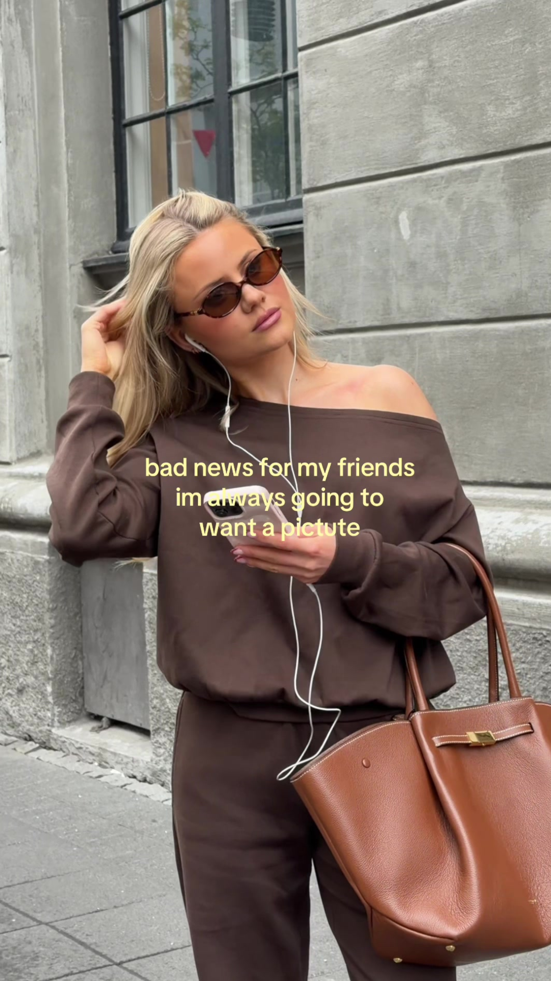 How this outfit combines comfort with everyday style
