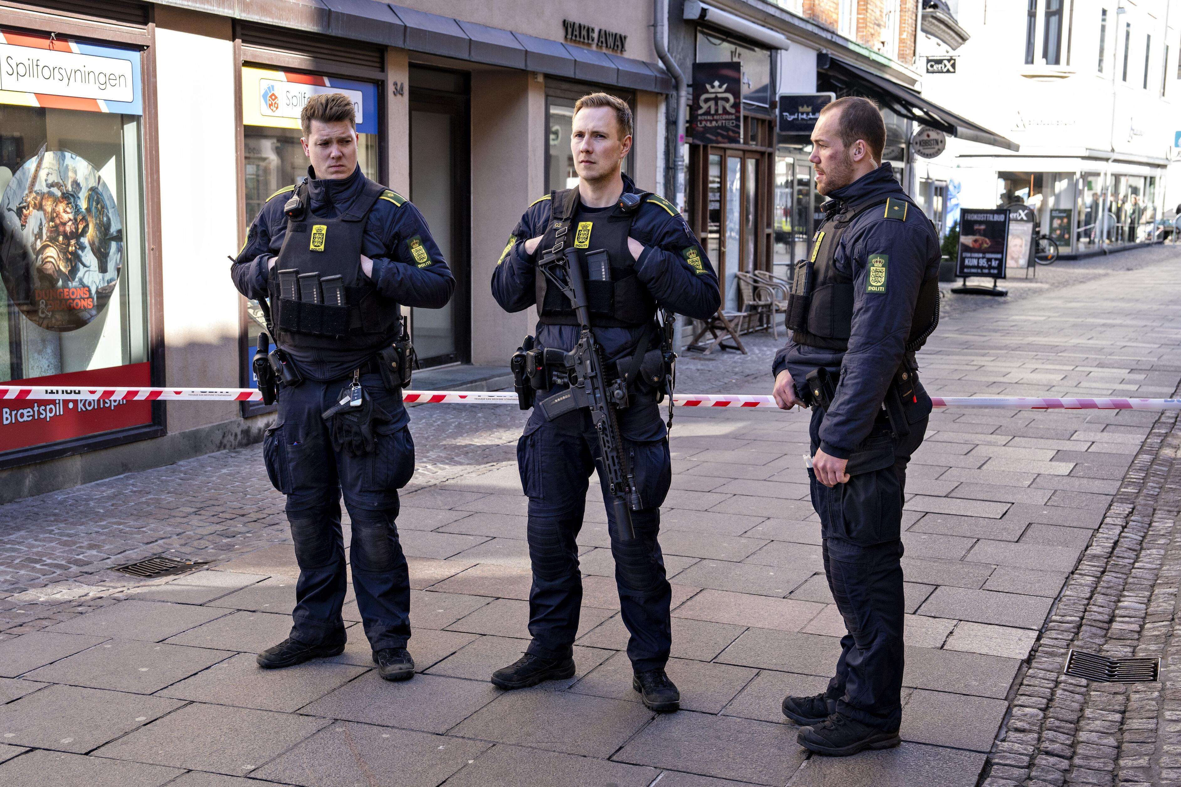 Tredje person anholdt i sag om skyderi mod rockers tatovørbutik
