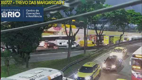 Dois caminhões batem na Avenida Brasil; acidente causa reflexos no trânsito