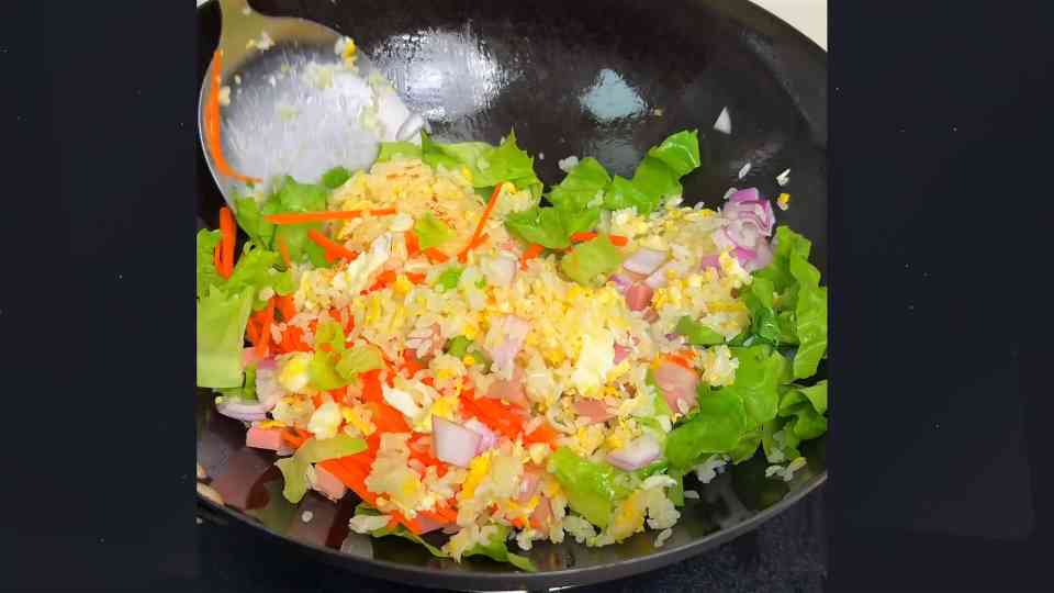 Two egg fried rice methods that taste completely different