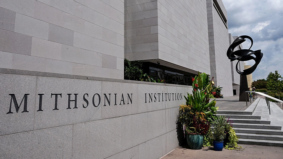 Smithsonian unveils politically neutral 250th anniversary exhibit