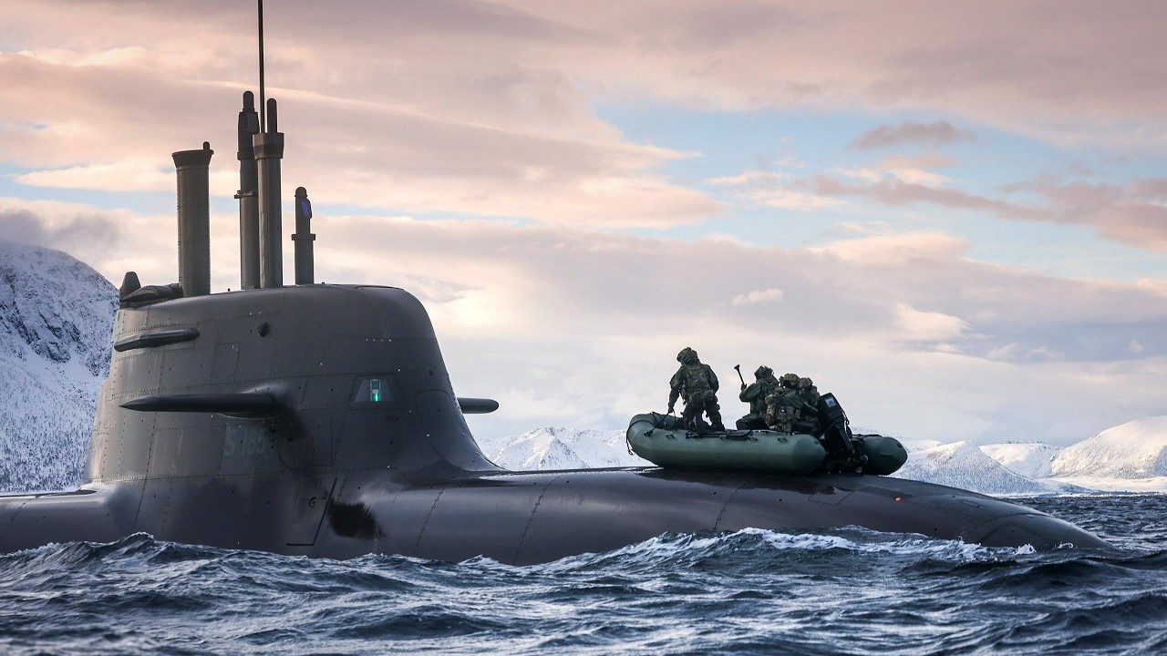 German commandos deploy from submarine deep in the Arctic