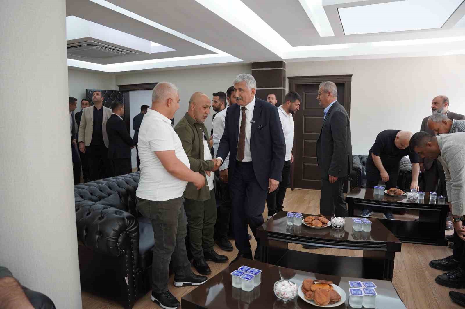 Kahta Belediyesi’nde bayramlaşma programı yoğun katılımla gerçekleştirildi