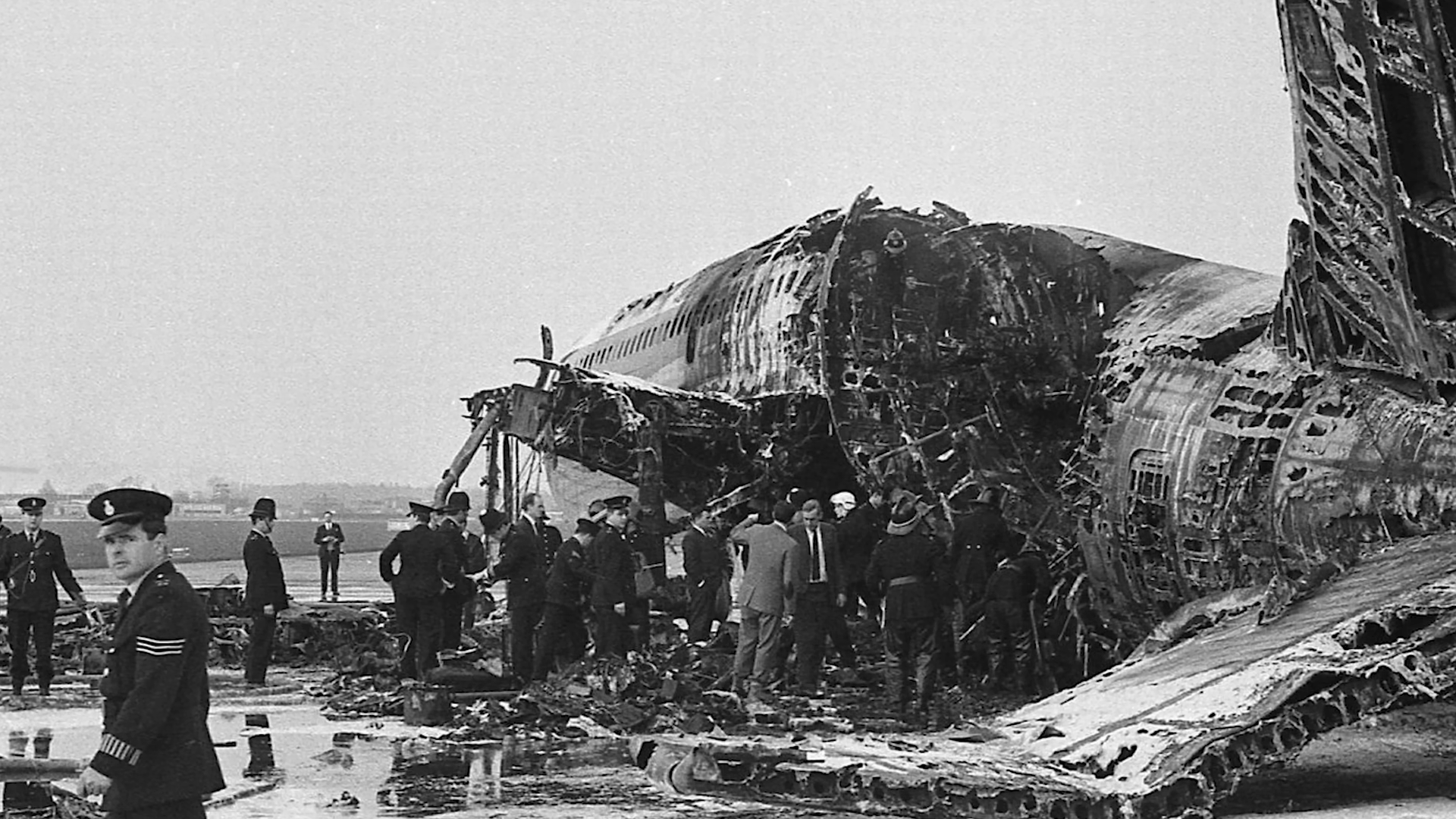 Watch a crew member stay inside the burning jet - “Ultimate sacrifice”