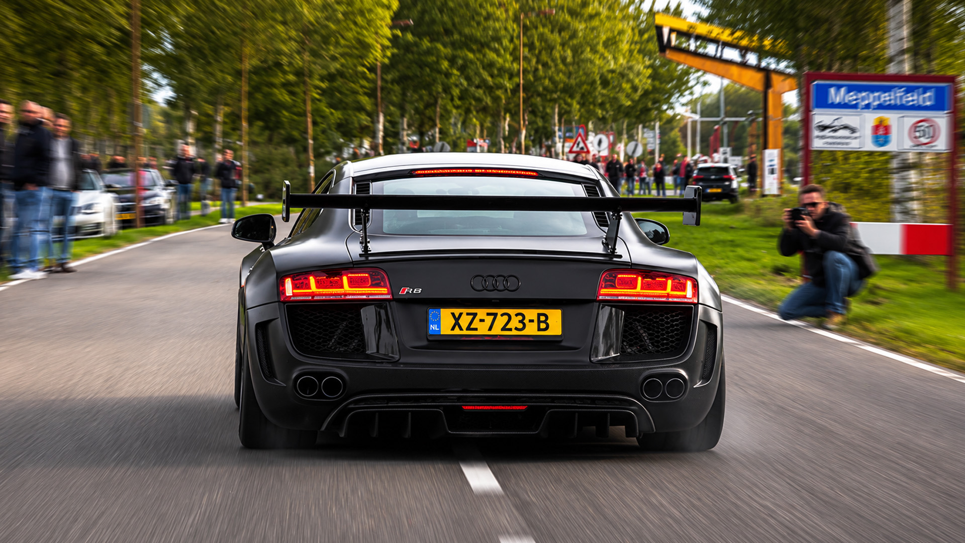L’Audi R8 passe à toute allure devant la foule avec un son puissant