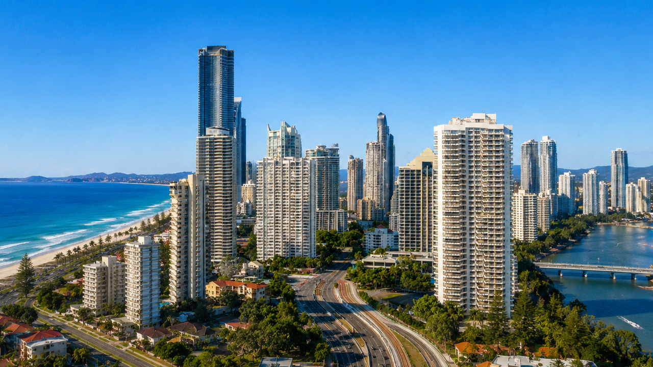 Skyline van de Gold Coast, omlijst door strand en blauw water