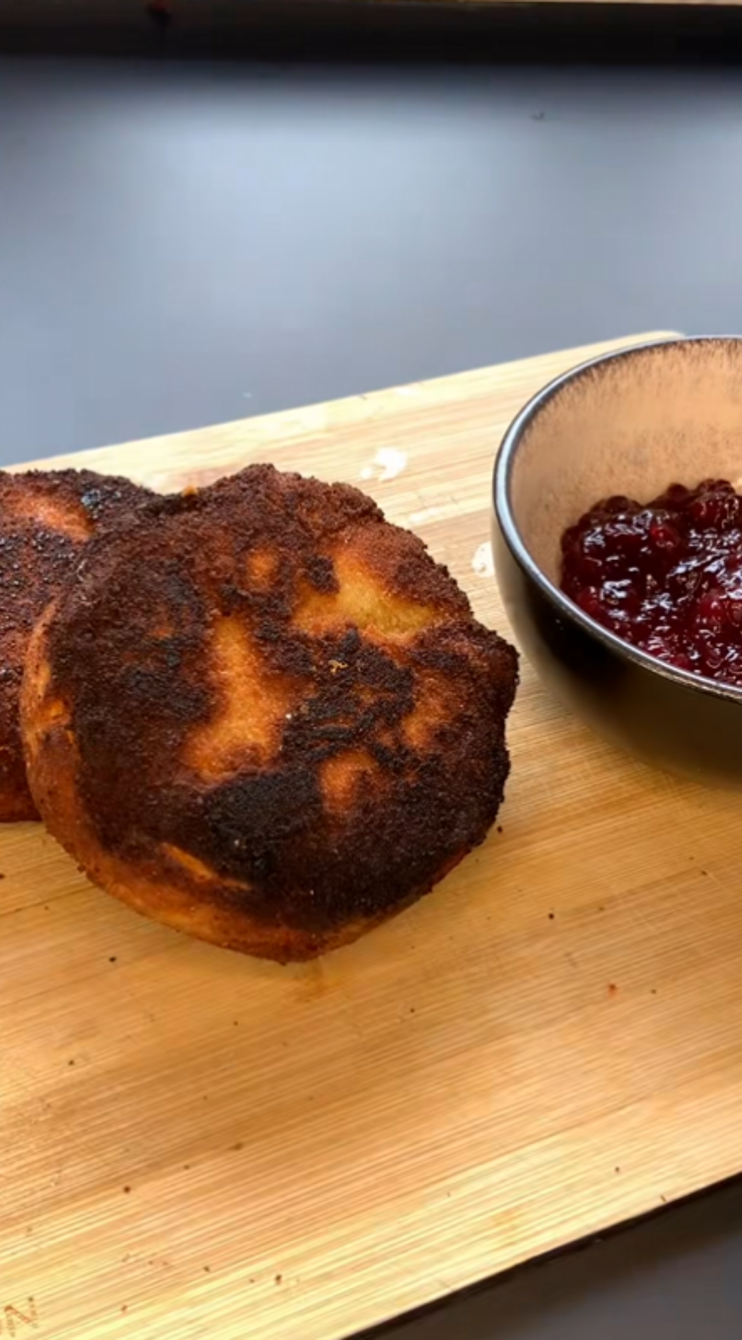So Servieren Sie Camembert Con Cranberries Für Einen Köstlichen Snack