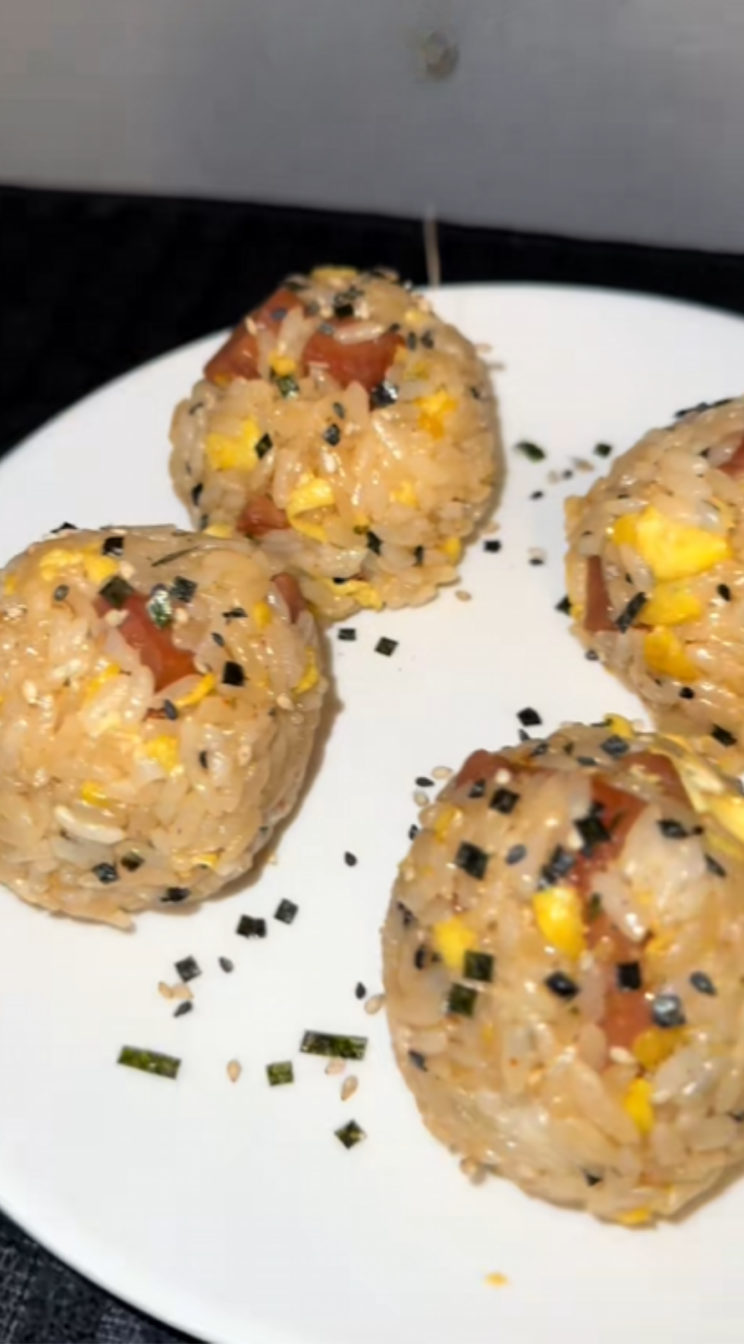 Delicious Hawaiian-style musubi rice balls recipe