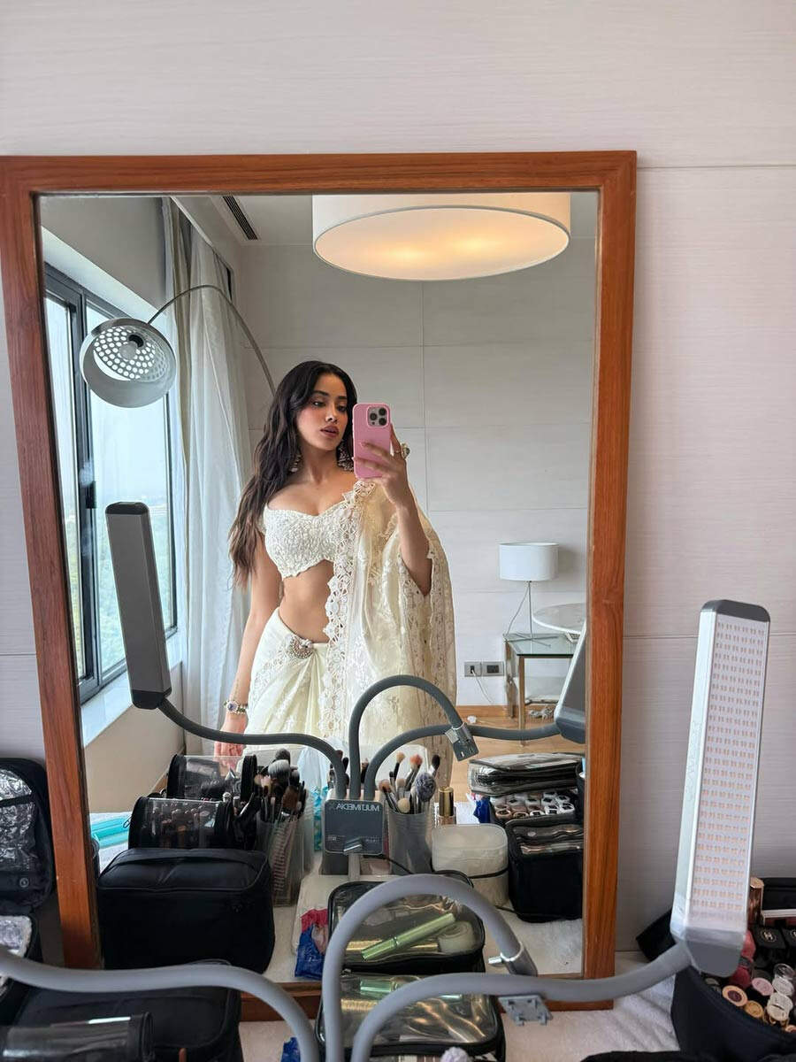 Photos: Janhvi Kapoor drops stunning mirror selfies in ivory saree as ...