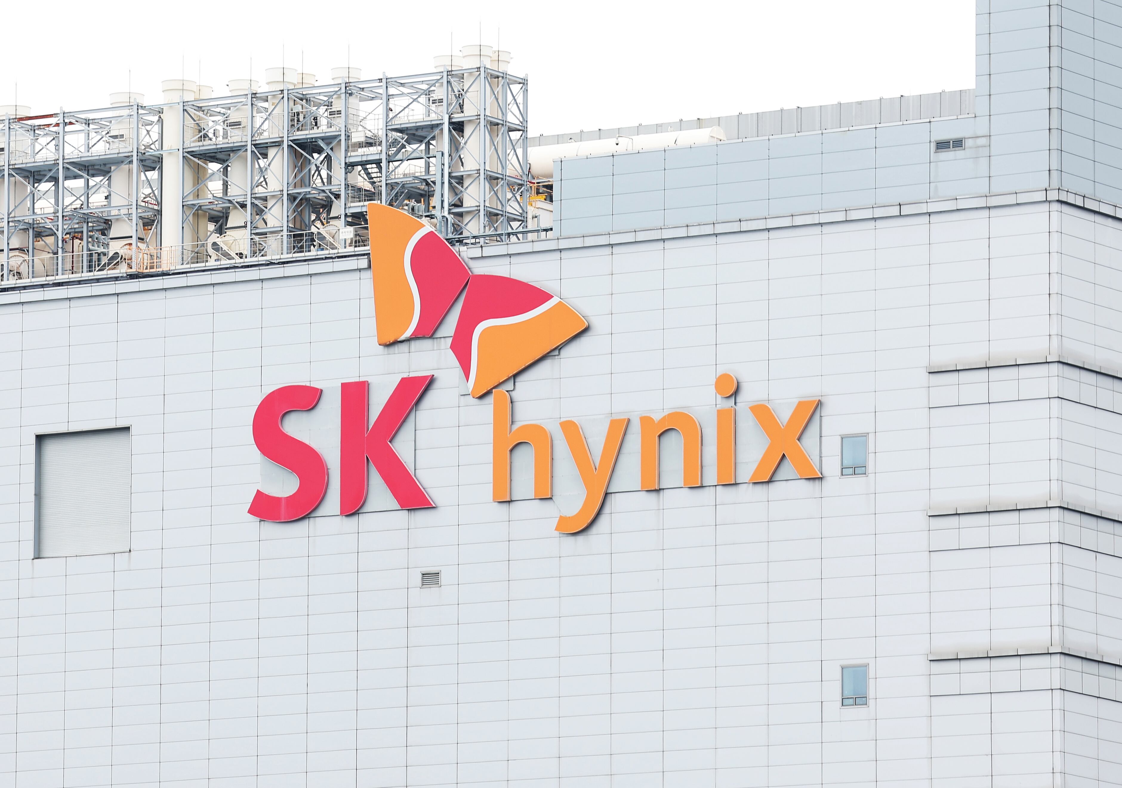 SK Hynix closes in on Samsung Electronics in market capitalization