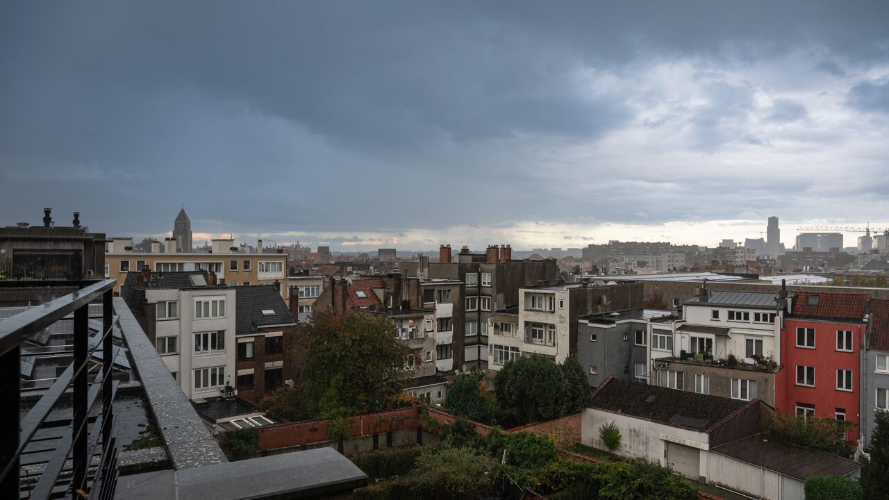KMI waarschuwt voor behoorlijk hevig onweer in bijna heel Vlaanderen en ...