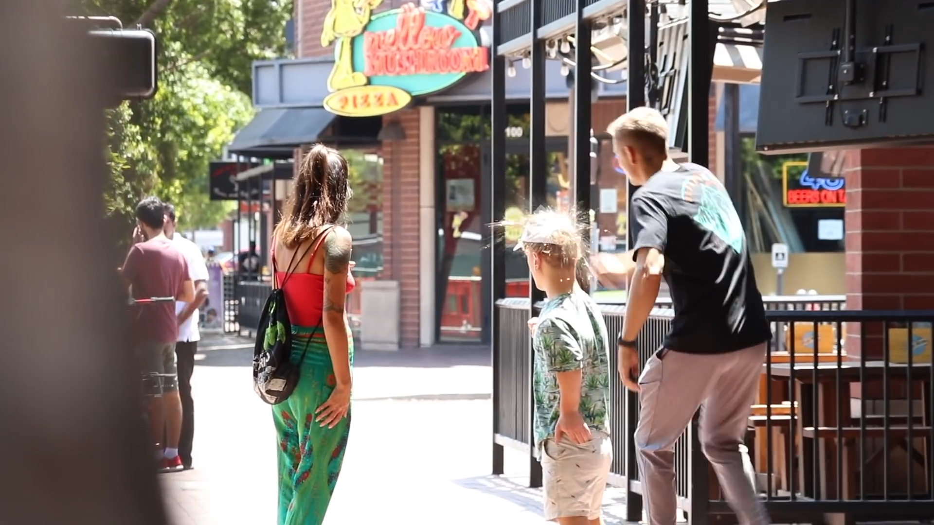 Strangers witness knockout and rush to understand if it is real