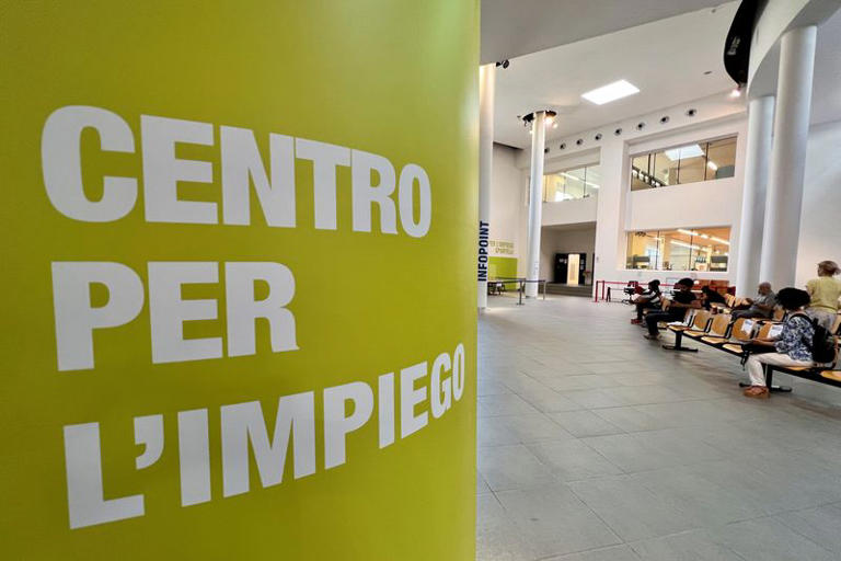 Italy April jobless rate edges down to 5.1%, 123,000 jobs created