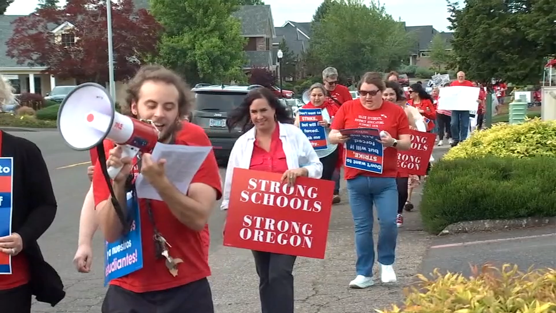 Woodburn educators rally amid contract dispute